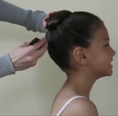 Vidéo : Comment réaliser le chignon de ballet parfait – Dancewear Central